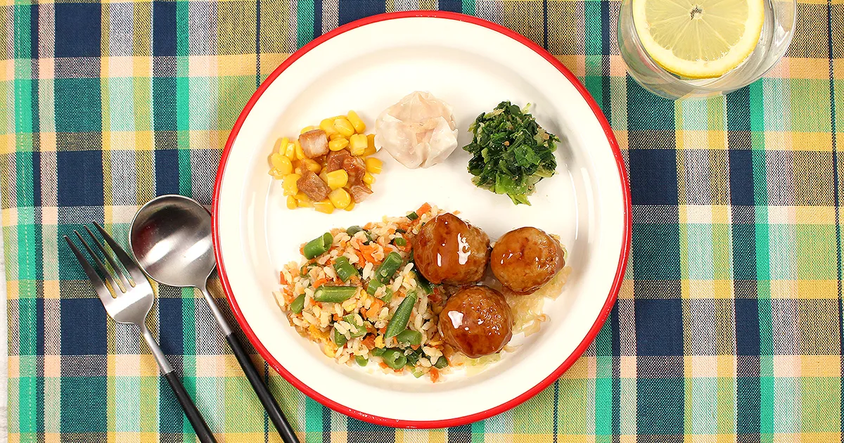 甘酢肉団子と炒飯のわんぱくプレート｜【nosh-ナッシュ】