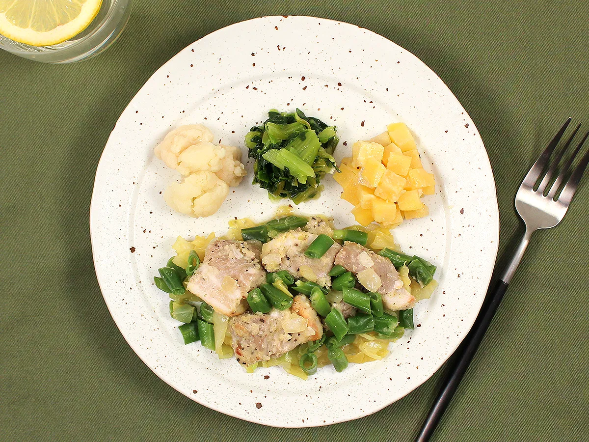 厚切りローストポークのホットサラダ｜【nosh-ナッシュ】