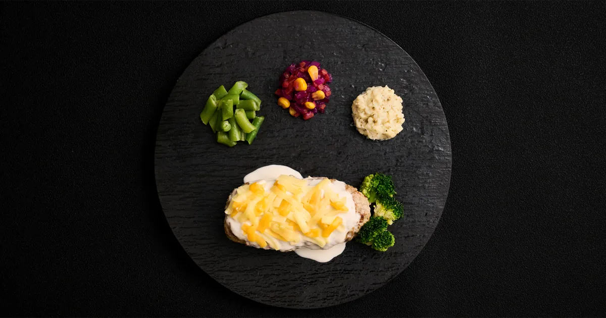 至福の白！溢れるチーズのハンバーグ｜【nosh-ナッシュ】