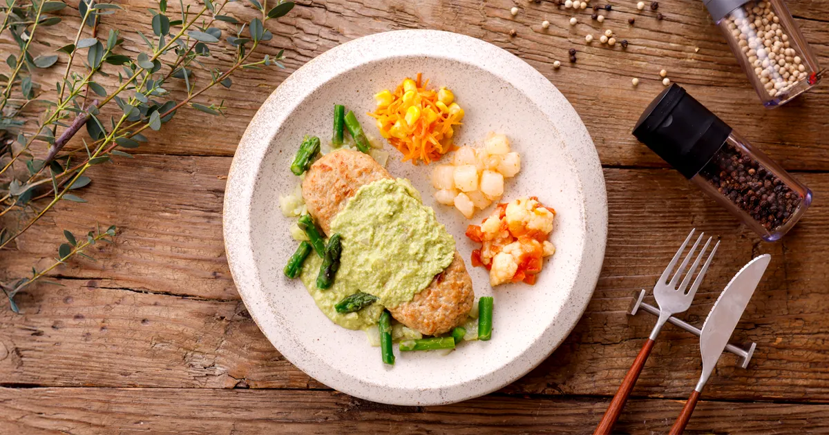 大地の緑！アスパラソースハンバーグ｜【nosh-ナッシュ】